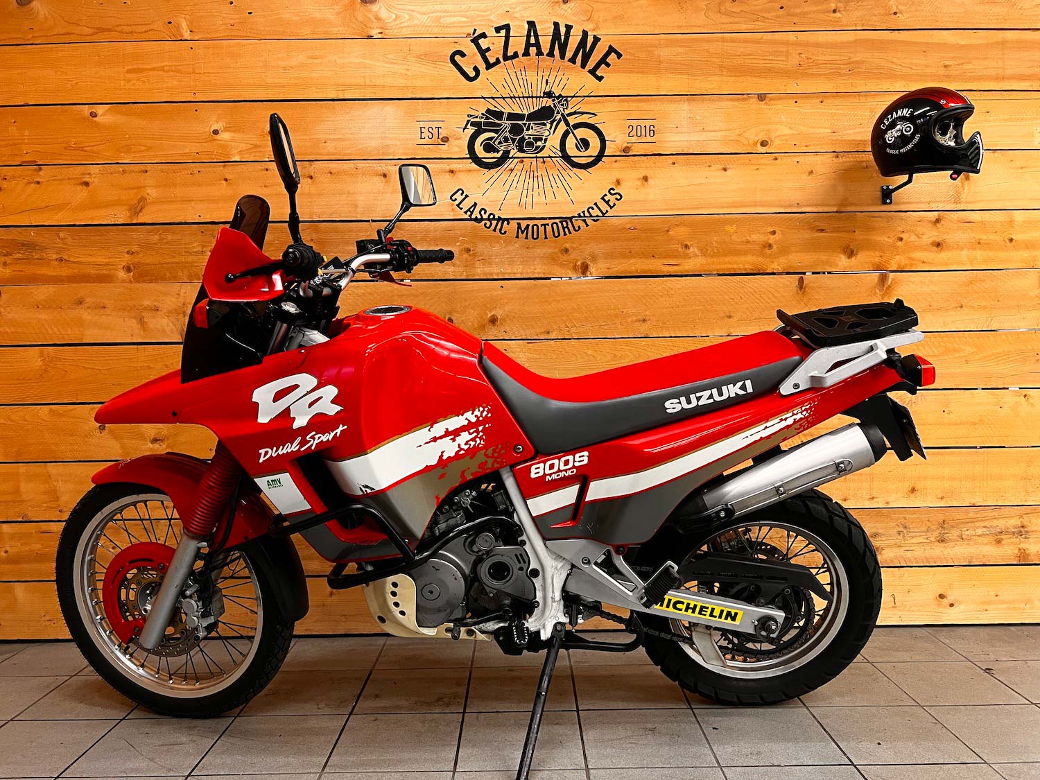 SUZUKI DR800S : l'icône du trail tout-terrain